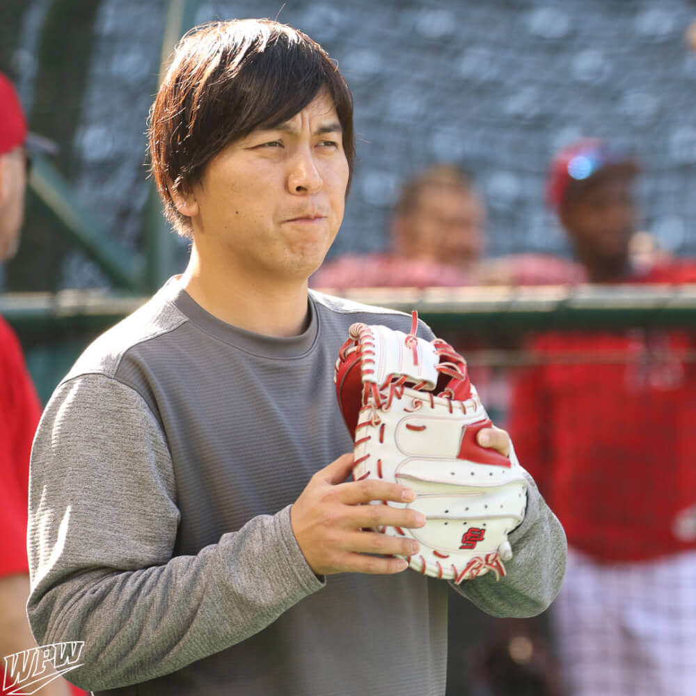 What Pros Wear: Shohei Ohtani’s Asics Gold Stage Glove (2018) - What ...