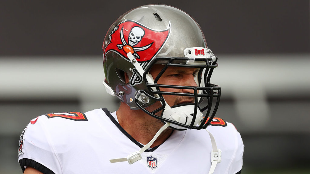 What Pros Wear: What Do NFL Tight Ends Wear? Here's the Helmets, Cleats ...