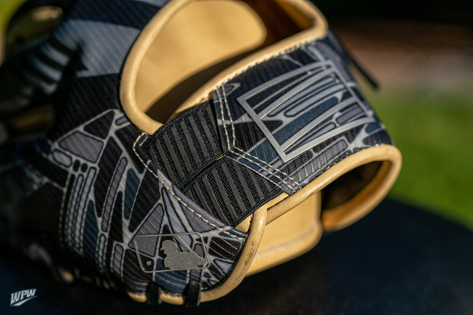 What Pros Wear: Premiere: Rawlings REV1X, Francisco Lindor's ...