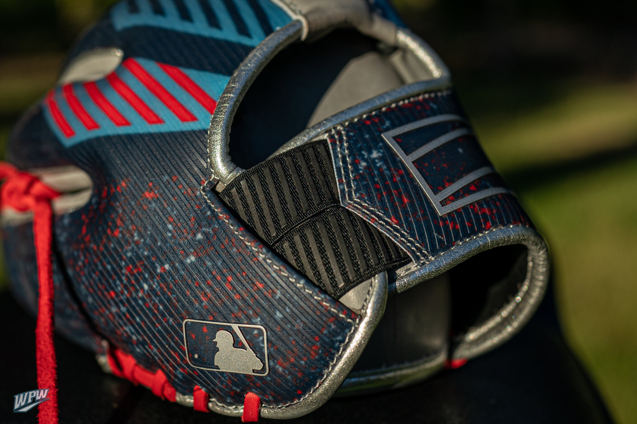 What Pros Wear: Premiere: Rawlings REV1X, Francisco Lindor's ...