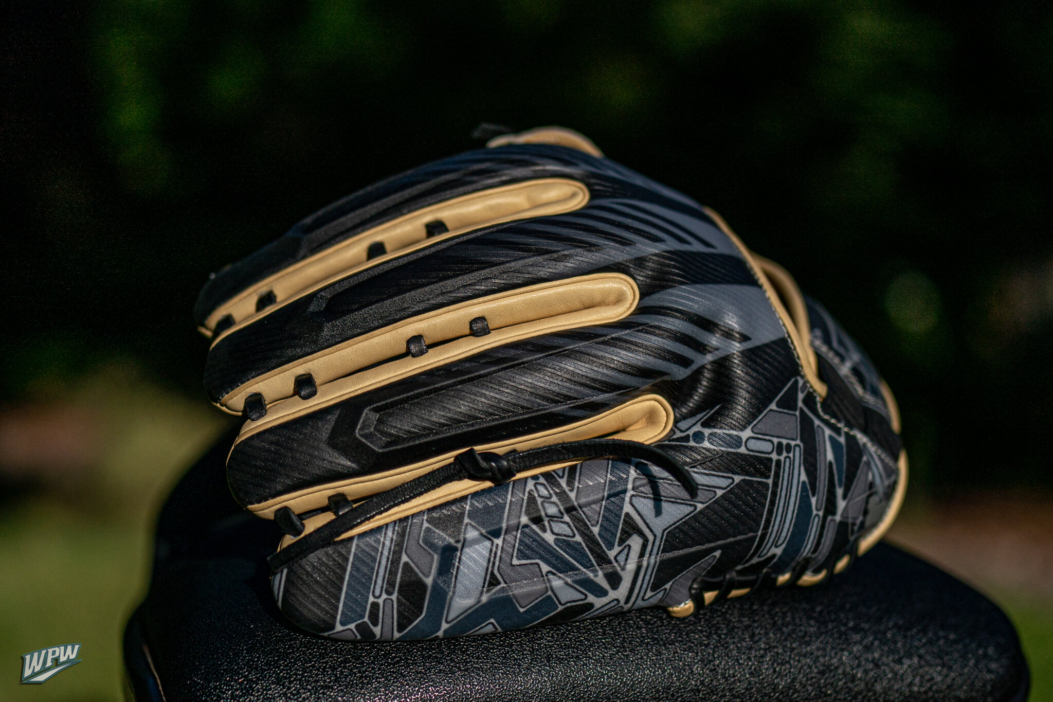 What Pros Wear: Premiere: Rawlings REV1X, Francisco Lindor's ...