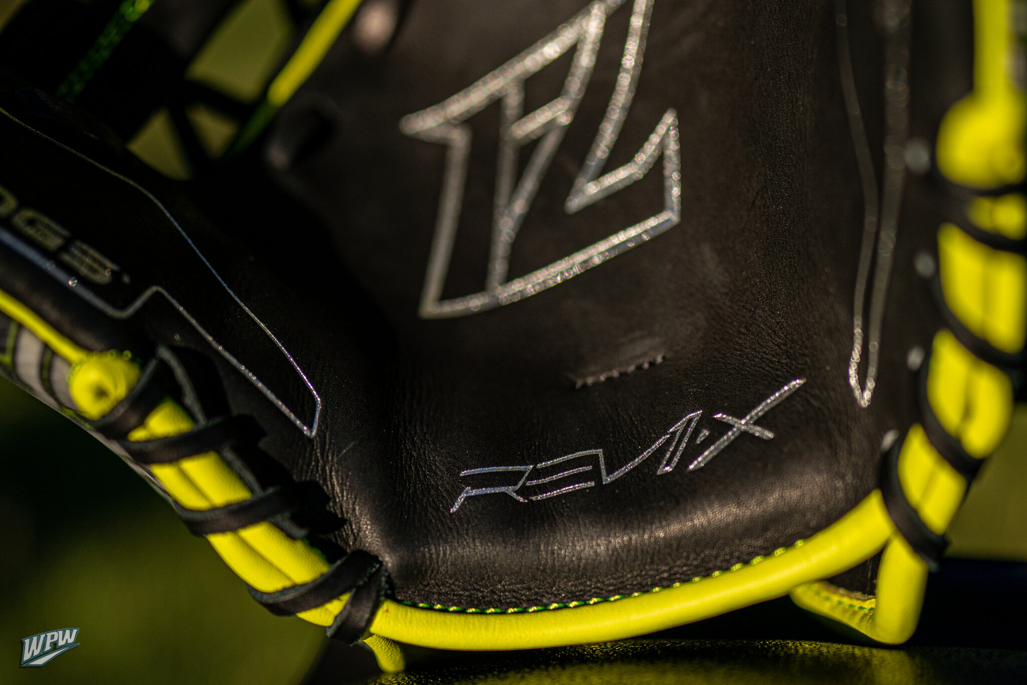 What Pros Wear: Premiere: Rawlings REV1X, Francisco Lindor's ...