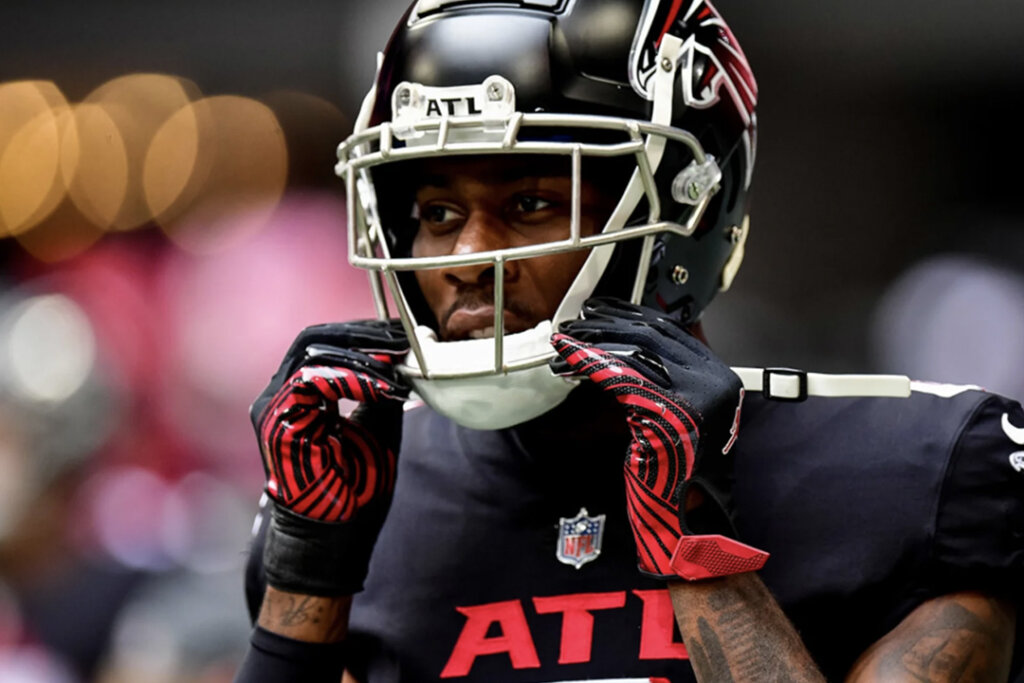 What Pros Wear: What Do NFL Tight Ends Wear? Here's the Helmets, Cleats ...