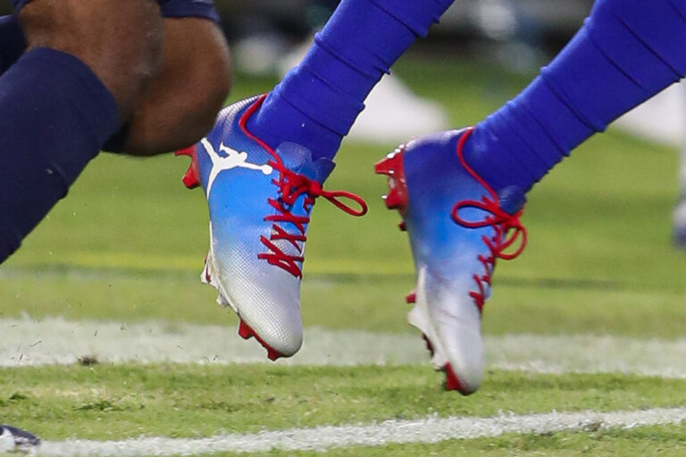 What Pros Wear: What Do NFL Wide Receivers Wear? Here's the Helmets ...