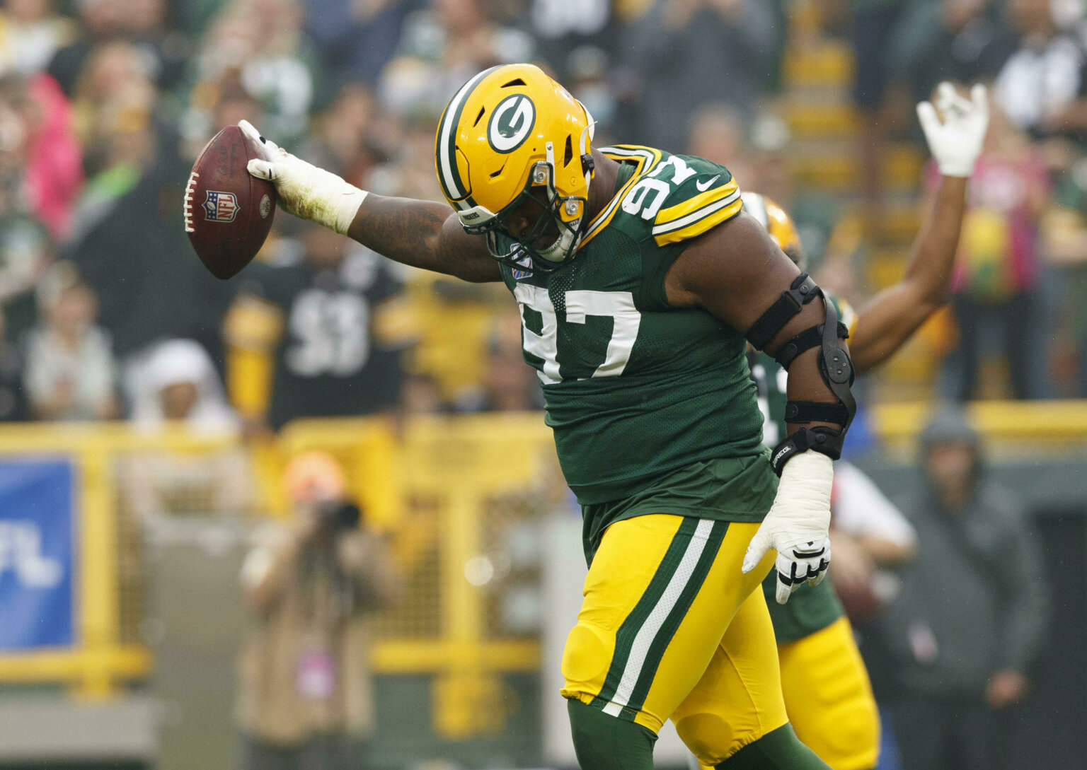 What Pros Wear: What Do NFL Defensive Lineman Wear? Here's the Helmets ...
