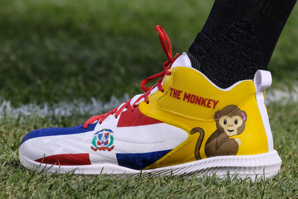 What Pros Wear: Oneil Cruz's New Balance FuelCell 4040 v6 Mid Cleats ...