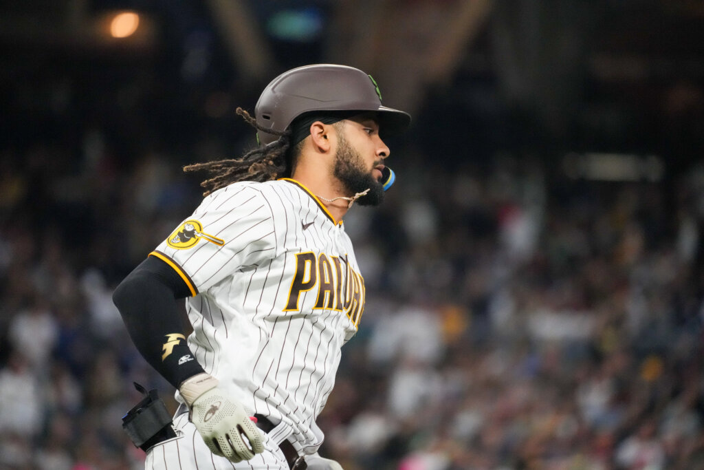 What Pros Wear: Fernando Tatís Jr.'s Lizard Skins Pro Knit V2 Batting ...