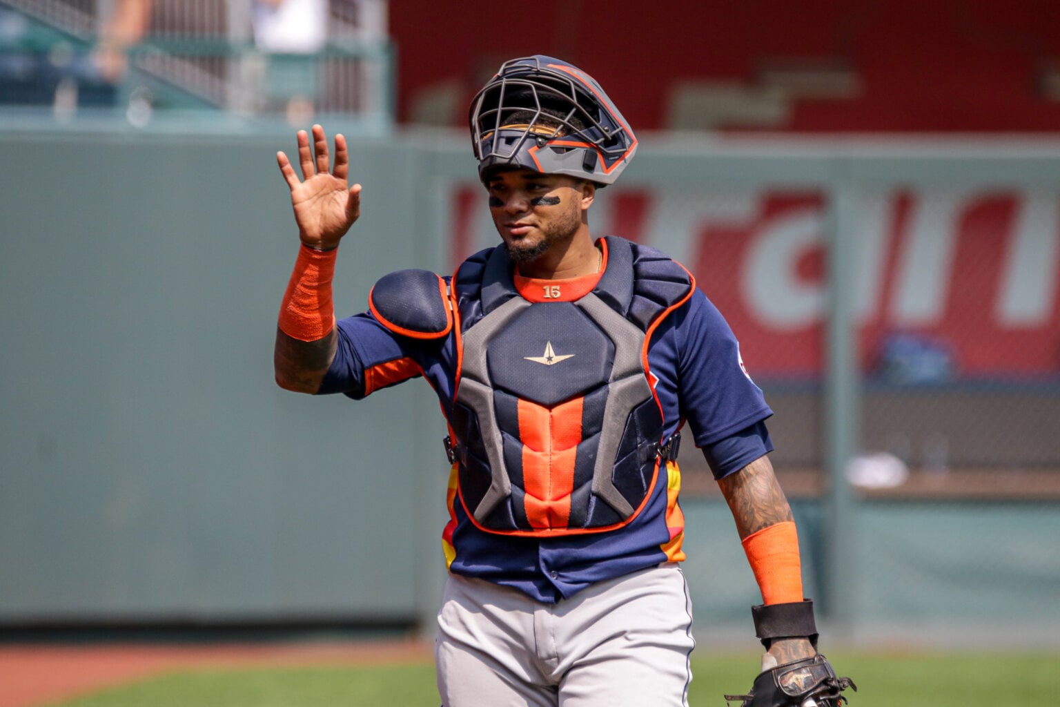 What Pros Wear: What Gear Do MLB Catchers Wear? Here's Your 2023 ...