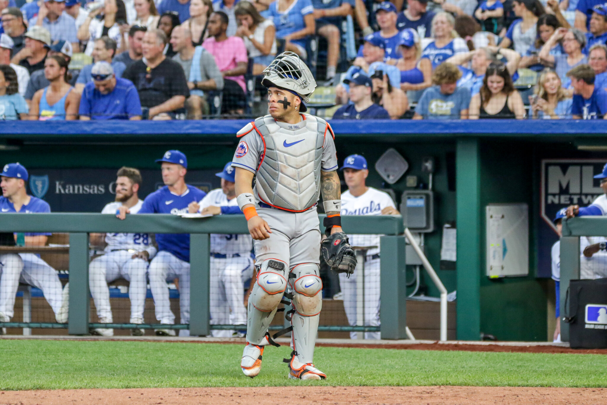 What Pros Wear: What Gear Do MLB Catchers Wear? Here's Your 2023 ...